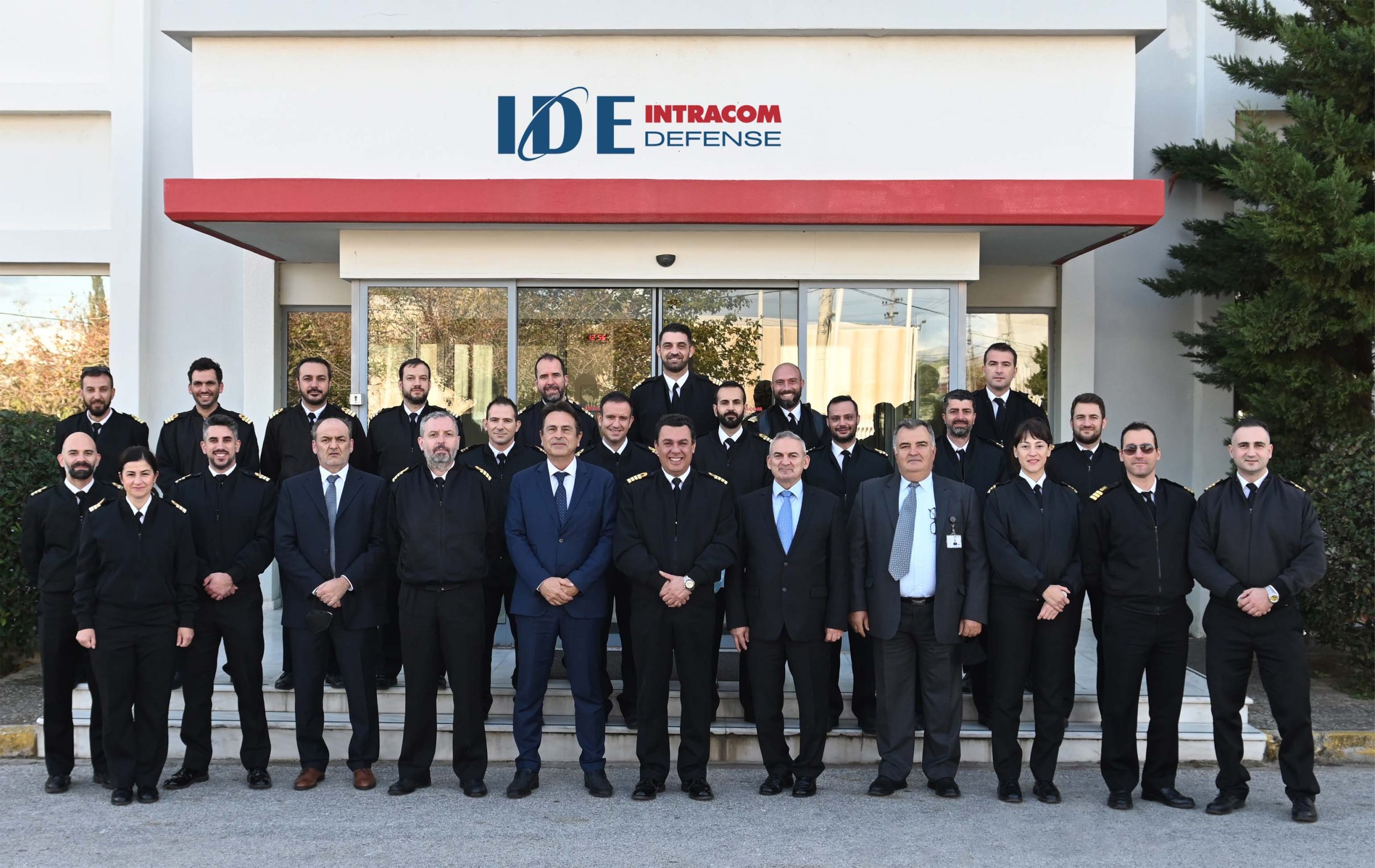 Την IDE επισκέφτηκε η Ναυτική Σχολή Πολέμου - PireasNow